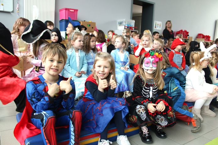 GBS De Kouter in Petegem ging in carnavalsstemming de krokusvakantie in met een alles-kan-en-mag ...