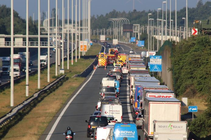 E19 tijdlang bijna volledig dicht na ongeval met vrachtwagens: rijbaan ...