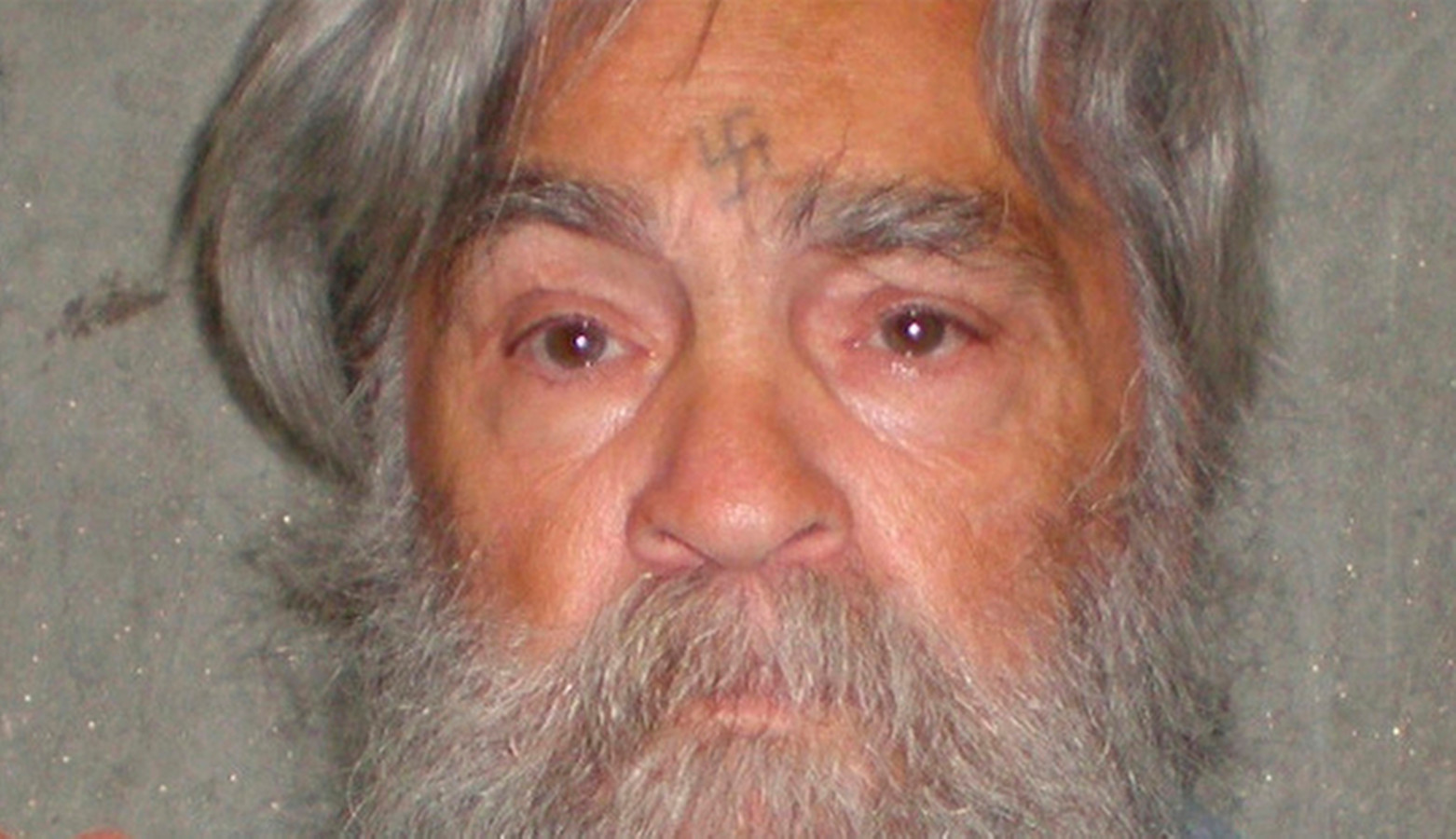25-jarige fan wil met Charles Manson (79) trouwen | Foto | hln.be