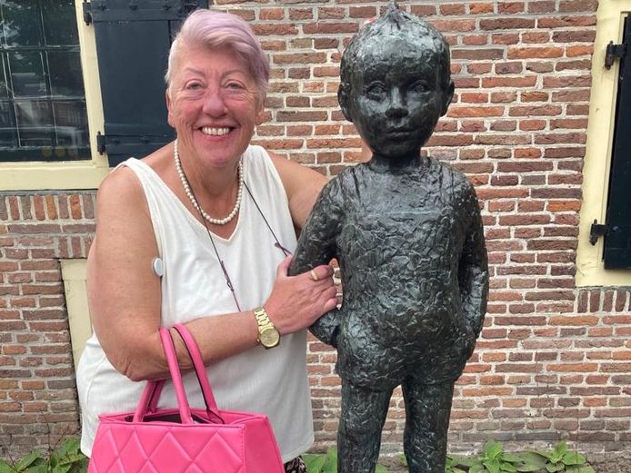 Corrie werd gecremeerd in een paarse kist, na de dienst konden ...