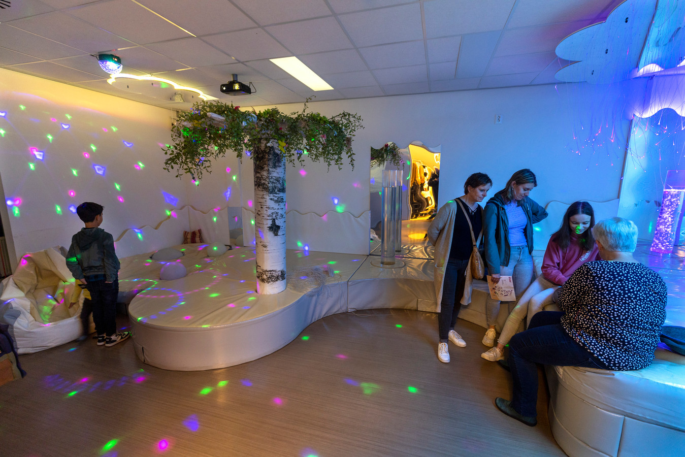 Protestborden ontsieren open dag Elver; Vodafone zegt toe alternatieve ...