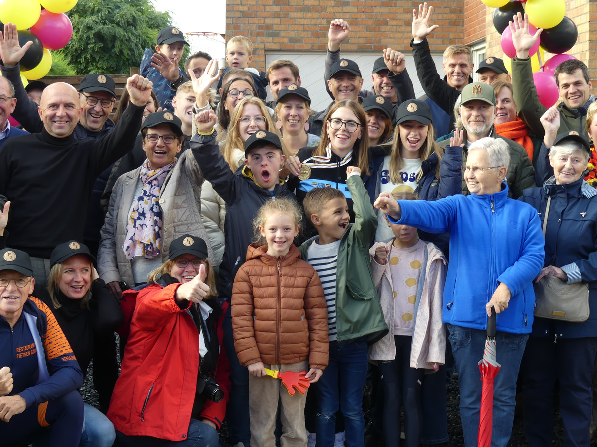 Buren en supporters verwelkomen medaillewinnares Febe Jooris (17) in ...