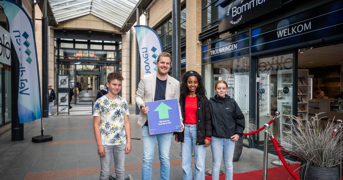 Speciale tegels in Citycentrum Veldhoven in de strijd tegen zwerfafval | Eindhoven | bd.nl