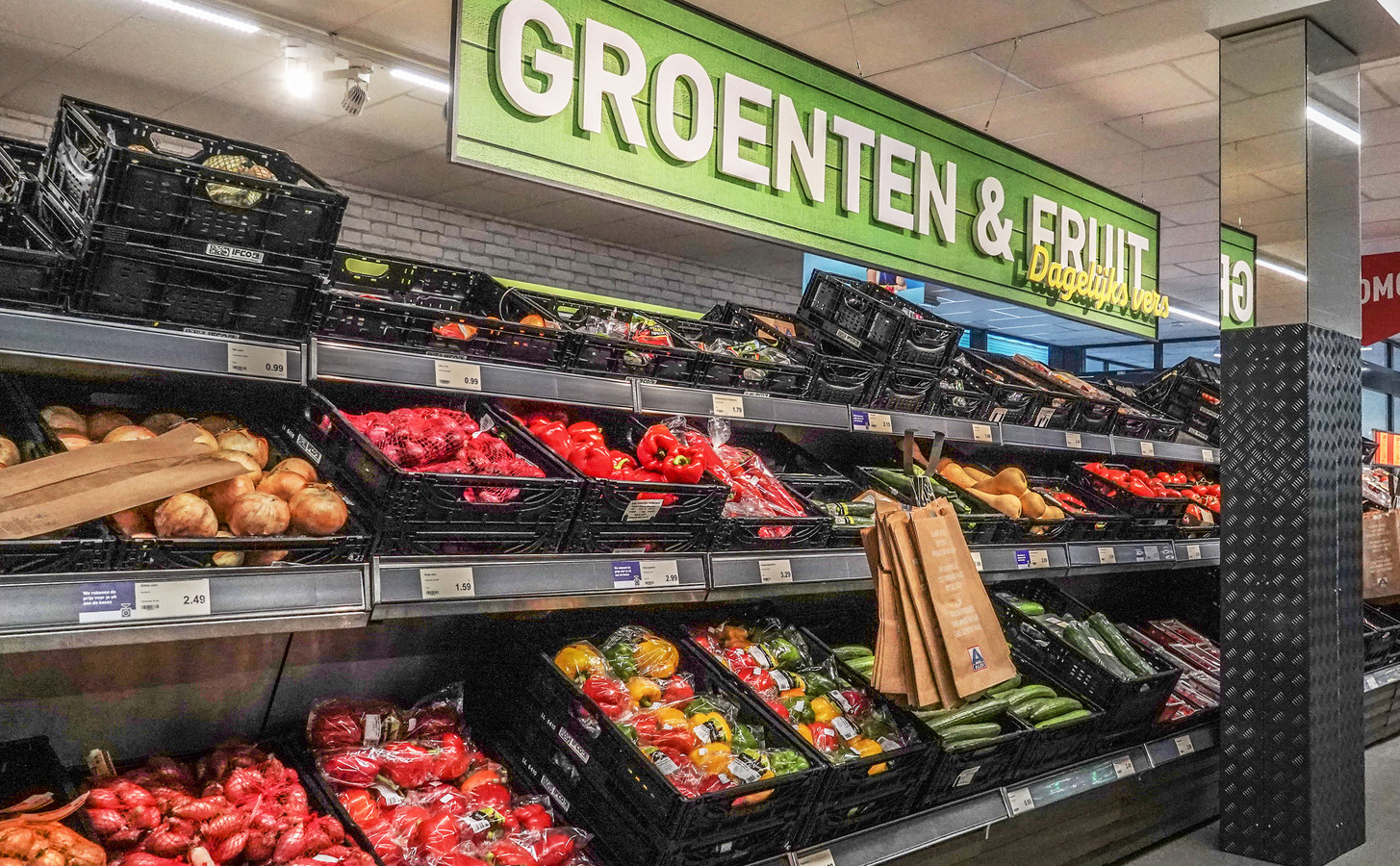 ALDI in nieuw jasje, blikvanger is uitgebreid versassortiment | Foto | hln.be