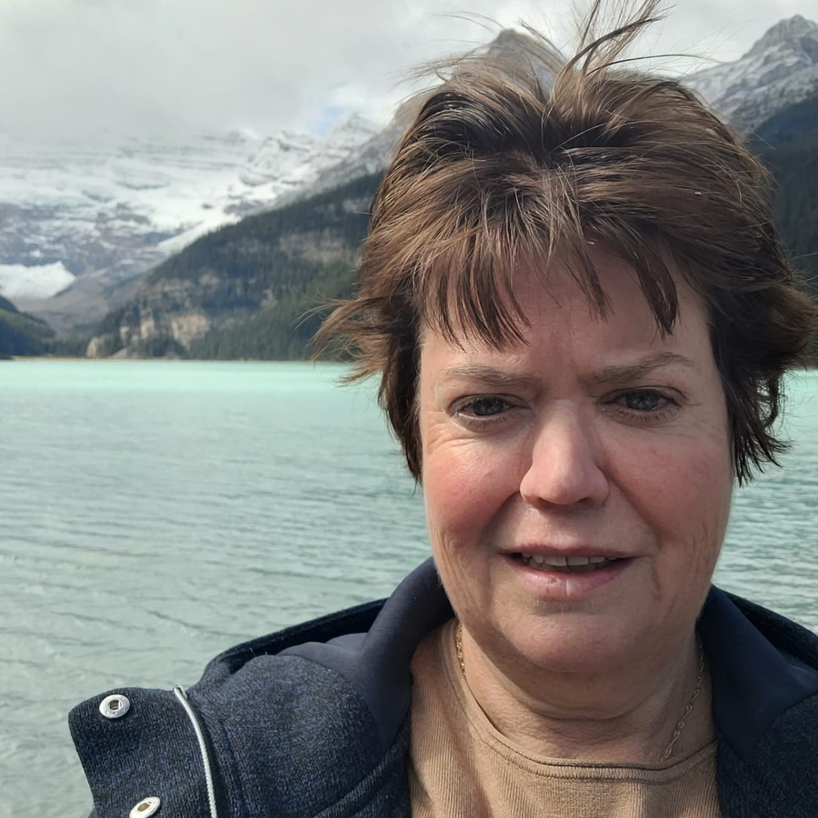 Yvonne moest neus afzetten in vliegtuig: ‘Met vreemden naast me haalde ...