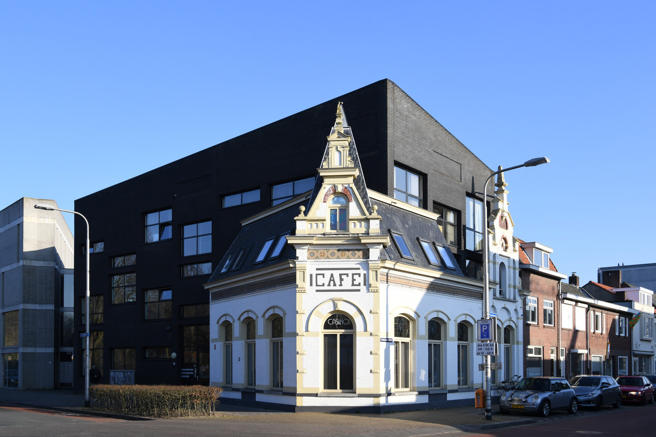 Al 45 jaar huisgenoten en nu thuis in het voormalige café Casino: ‘We ...