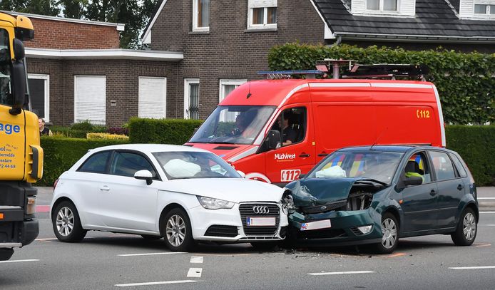 Twee lichtgewonden bij klap op druk kruispunt langs N32 | Ardooie | hln.be