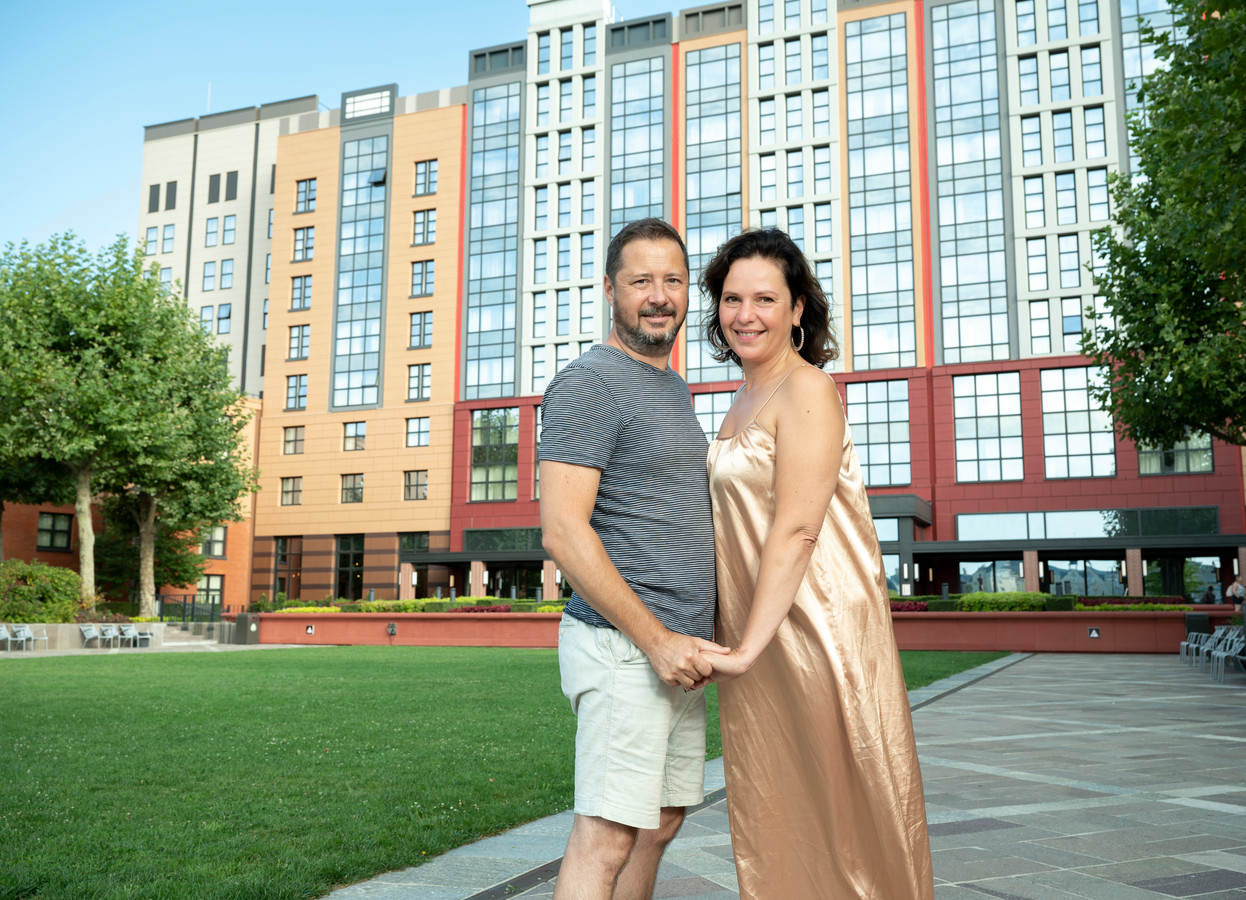 ‘Familie’-actrice Caroline Maes stelt haar vriend (en baas) Kim voor: “We hebben gevochten tegen ...