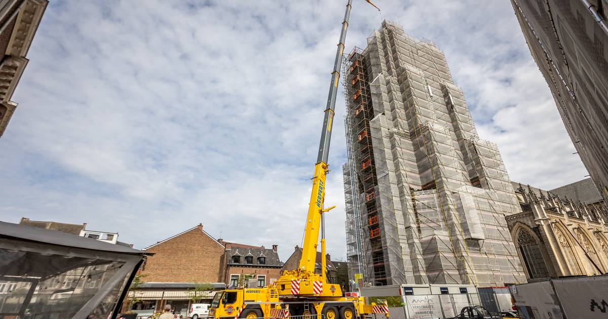 IN BEELD. Gigantische kraan plaatst trapconstructie in dak van basiliek ...
