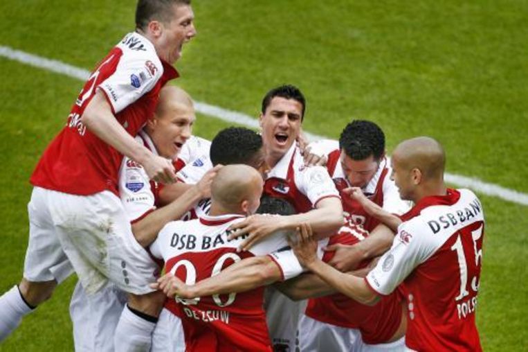 AZ sluit kampioensjaar waardig af | Het Parool