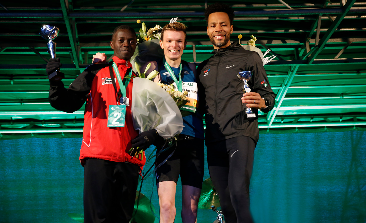Emiel Berghout wint Bruggenloop door Oegandees met angst voor water en ...