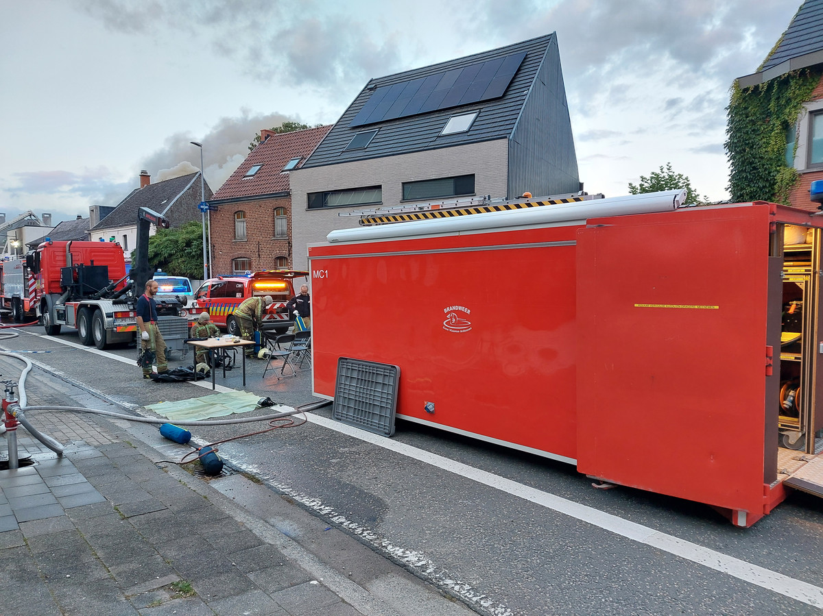 Uitslaande brand legt atelier, handelsruimte en appartementen in de as ...