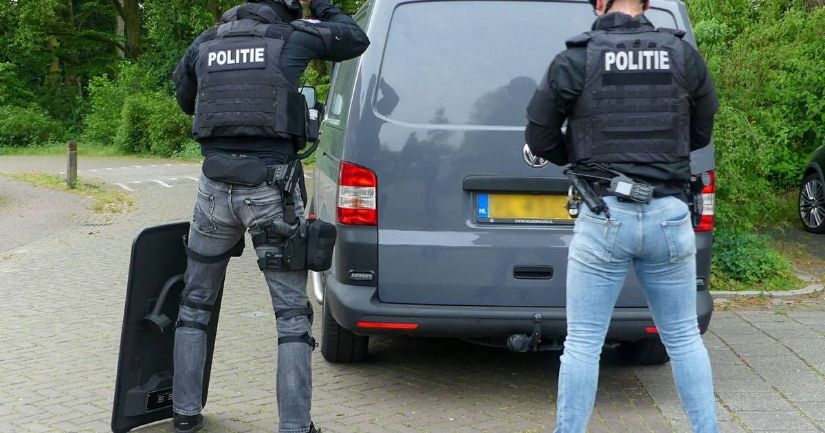 Ondersteuningsgroep politie houdt persoon aan in Enschede, onder andere stormram gebruikt ...