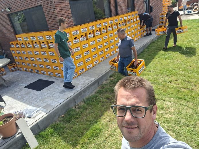 Familie zet 650 kratten bier voor woning van getrouwd stel in België ...