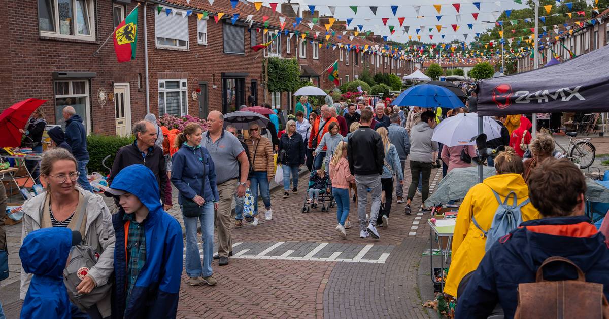 Regen maakt een abrupt einde aan de rommelmarkt op de Visserijfeesten ...
