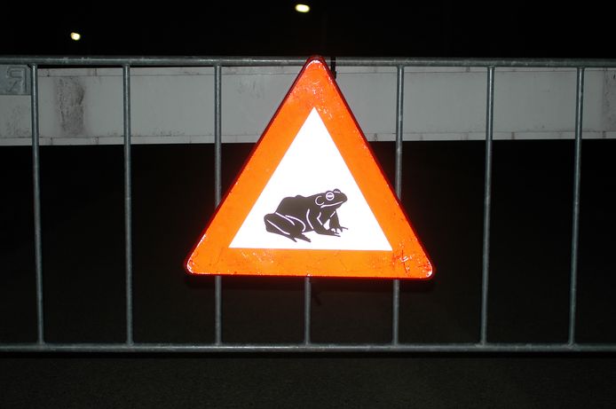 Pas op: de padden steken weer over en daarom is deze weg afgesloten ...