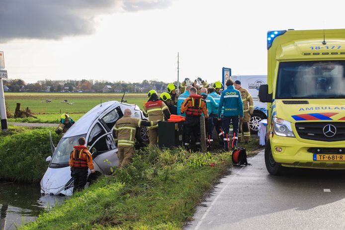 Man (90) overleden nadat hij met auto en al in sloot terechtkwam door botsing met vrachtwagen ...