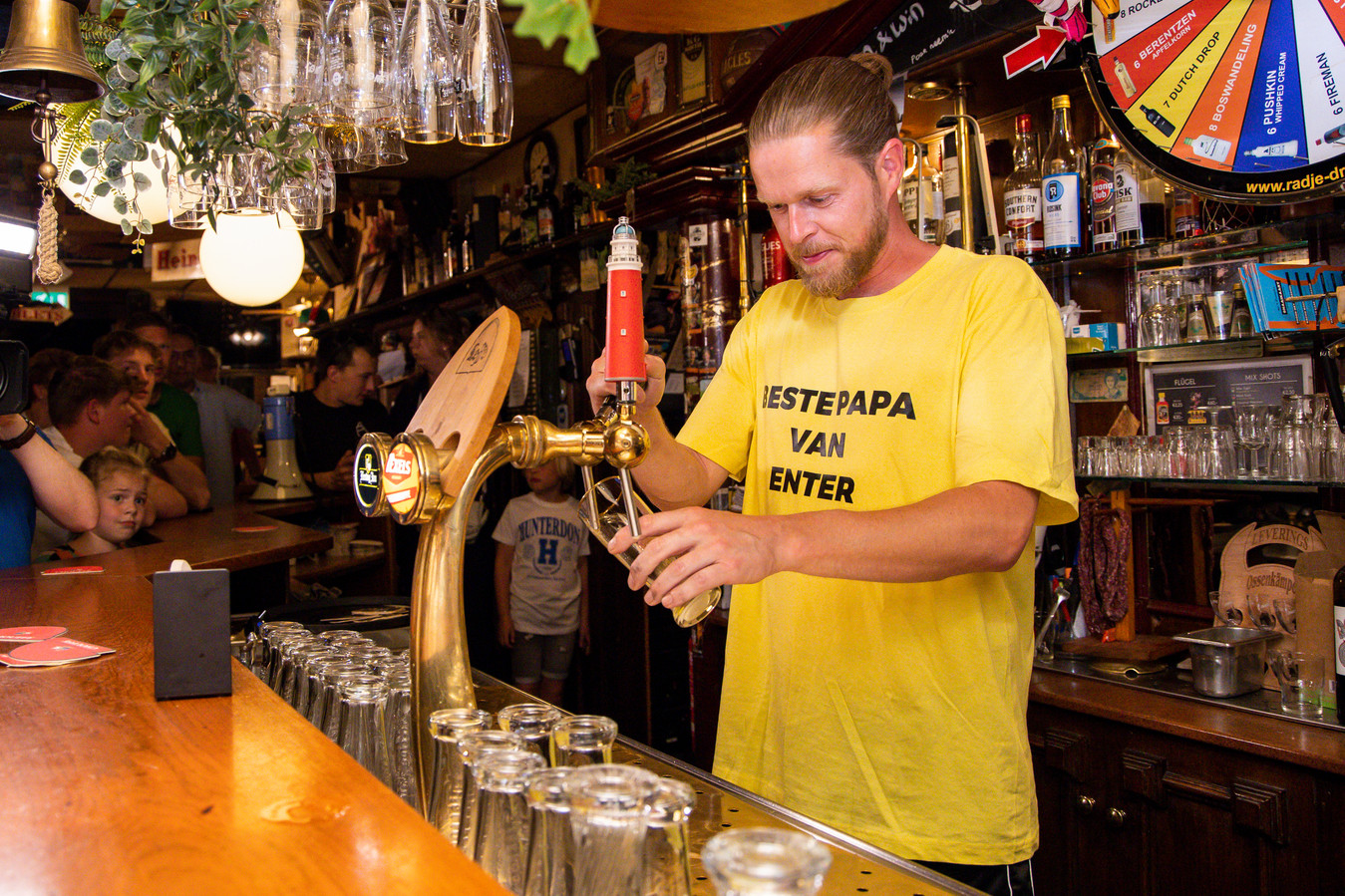 Jeroen Welink is de Beste Papa van Enter, hij blinkt uit in bier tappen ...