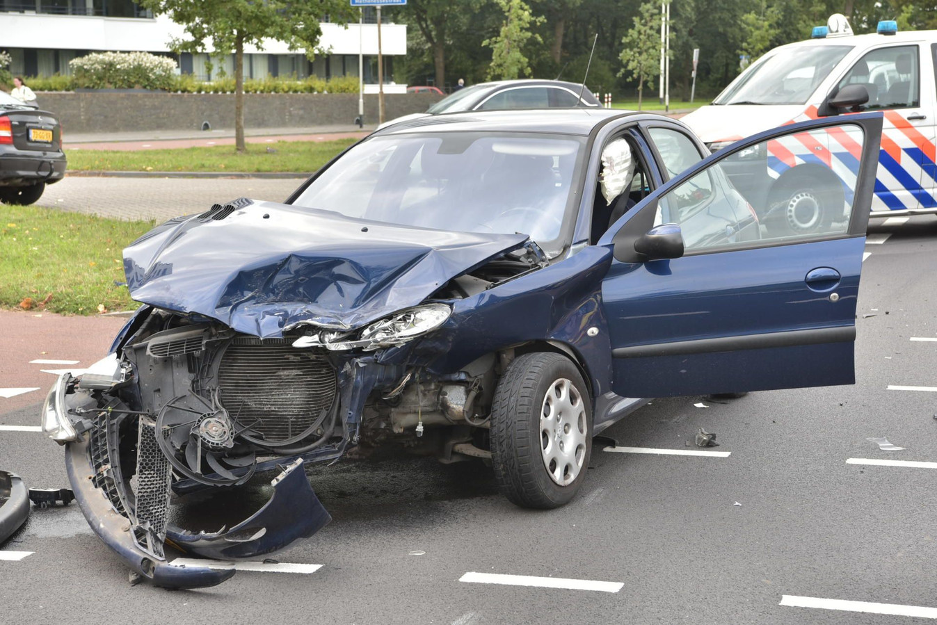 Twee auto's botsen tegen elkaar in Breda: veel schade aan voertuigen ...