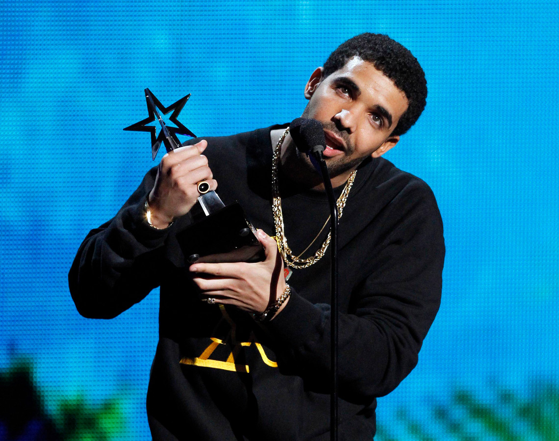 Drake (25) behaalt diploma middelbaar | Foto | hln.be