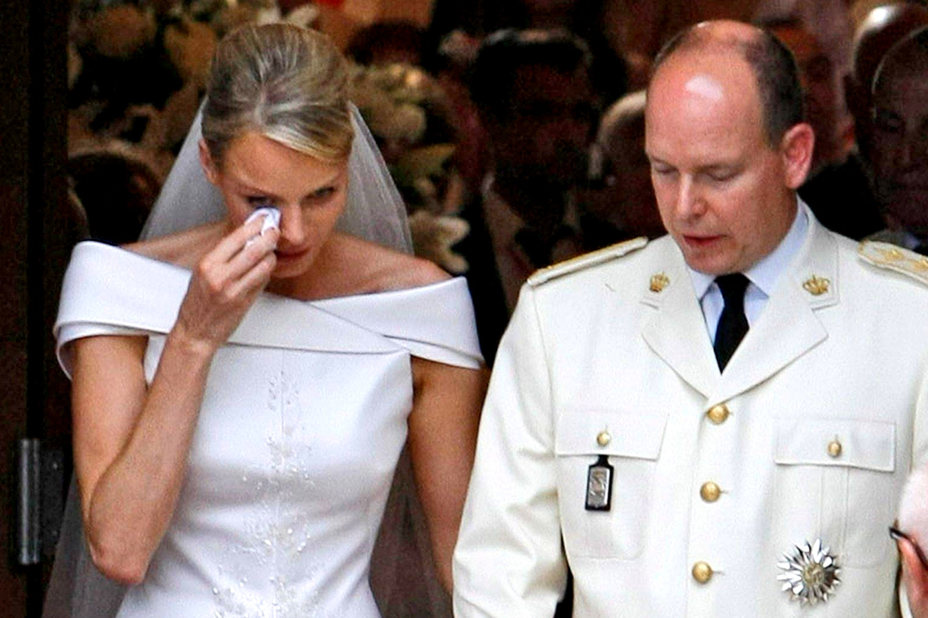 “Stop alsjeblieft met huilen”: hoe prinses Charlène tot drie keer toe ...