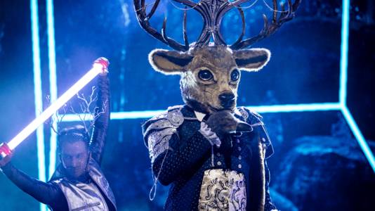 Roos valt als eerste af in ‘The Masked Singer’: herbekijk hier alle ...