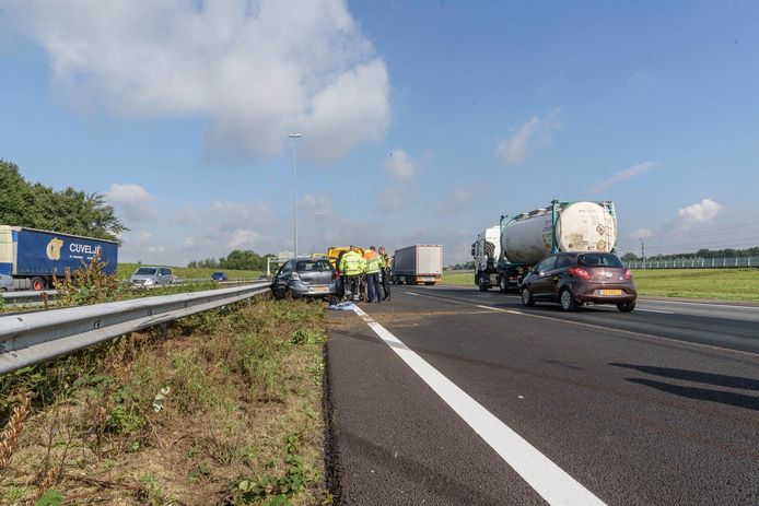 Ongeluk tussen auto en vrachtwagen op A16, geen gewonden | Breda | bndestem.nl