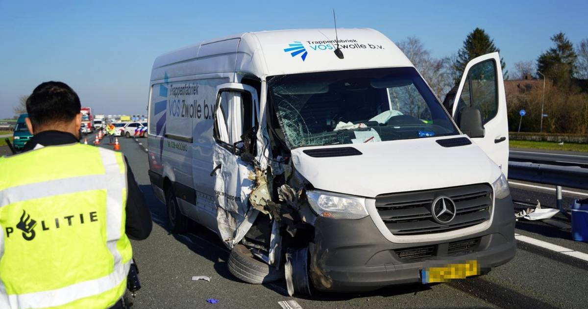 Bijrijder bestelbus gewond bij aanrijding met truck en oplegger op A28 tussen Staphorst en ...