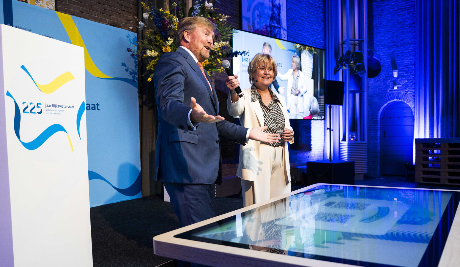 Koning Willem-Alexander toont als oud-stagiair zijn kennis bij feest ...