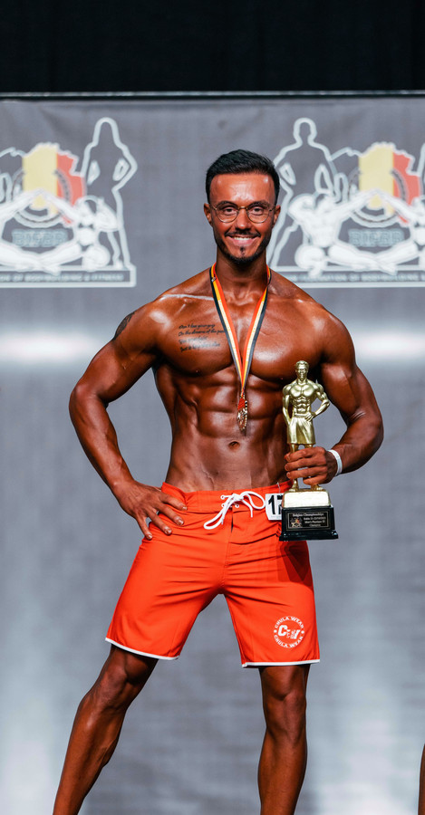 Jonas (27) kroont zich tot Belgisch kampioen bodybuilding: “Altijd chips en pizza blijven eten ...