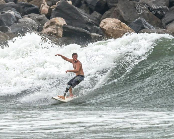 Un surfeur unijambiste retrouve sa prothèse grâce à un jeune plongeur ...