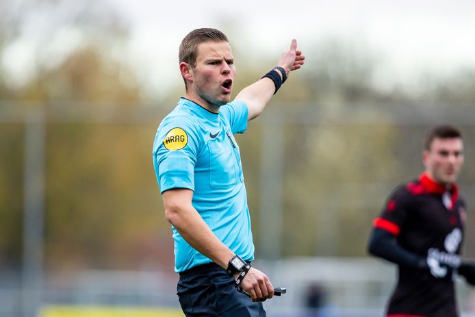 Van de straat naar het stadion: politieagent Giovanni Verhoeve straks ...