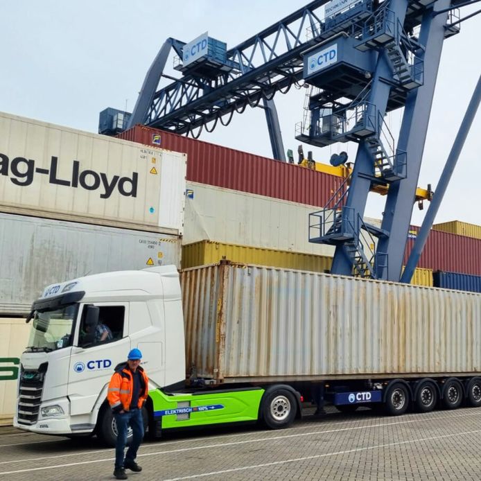 Elektrische truck rijdt op en neer tussen Aviko en haven van Doesburg ...