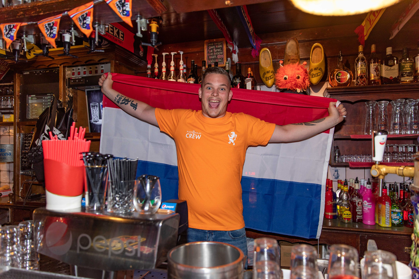 Zeeuwse cafés zetten schermen neer voor Oranje. ‘Ook al zijn er regels ...