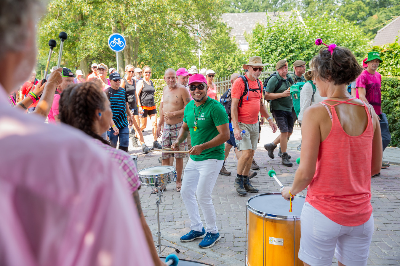Bruisend oud-Weurt houdt de Vierdaagse in de eigen straat | Foto | AD.nl