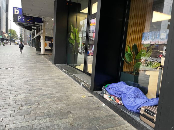 Doorzagen bankjes tekent hoe hoog overlast van daklozen de buurt zit ...