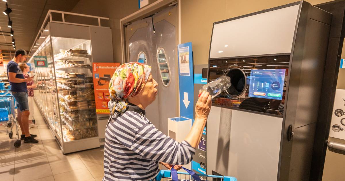 Nieuwe flessen- en blikjesautomaat: ‘Het loopt lekker soepel door ...