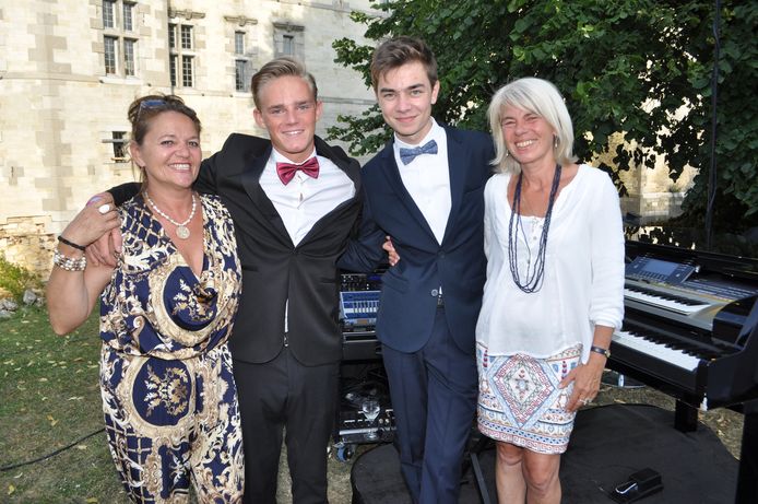Muzikaal duo Steff en Robin kiest voor klassiek | Lanaken | hln.be
