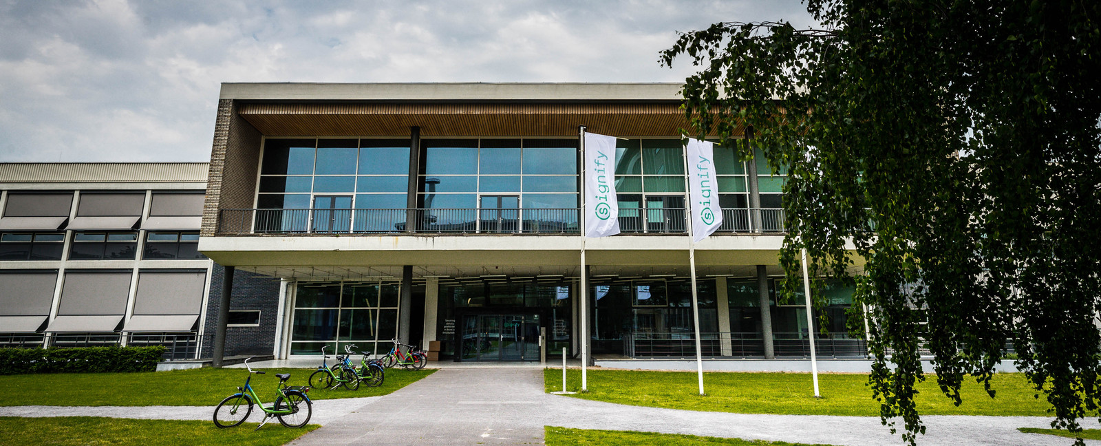 Signify blijft snijden in productie van lampen | Foto | gelderlander.nl