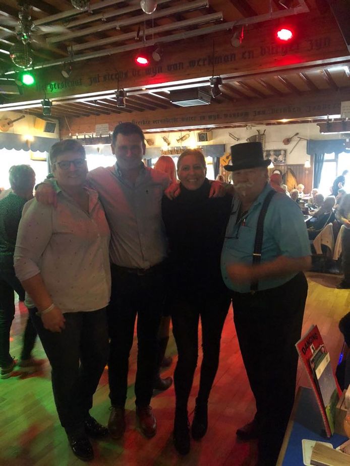 Senioren gaan uit de bol op valentijnsfuif: “Het plezier straalt van ...