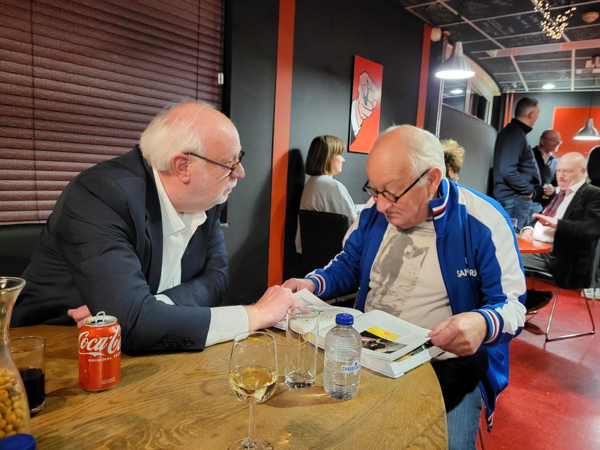 Youp van ‘t Hek krijgt 25 jaar na lied ‘Never Waddinxveen’ boek over ... Youp van ‘t Hek krijgt 25 jaar na lied ‘Never Waddinxveen’ boek over ...