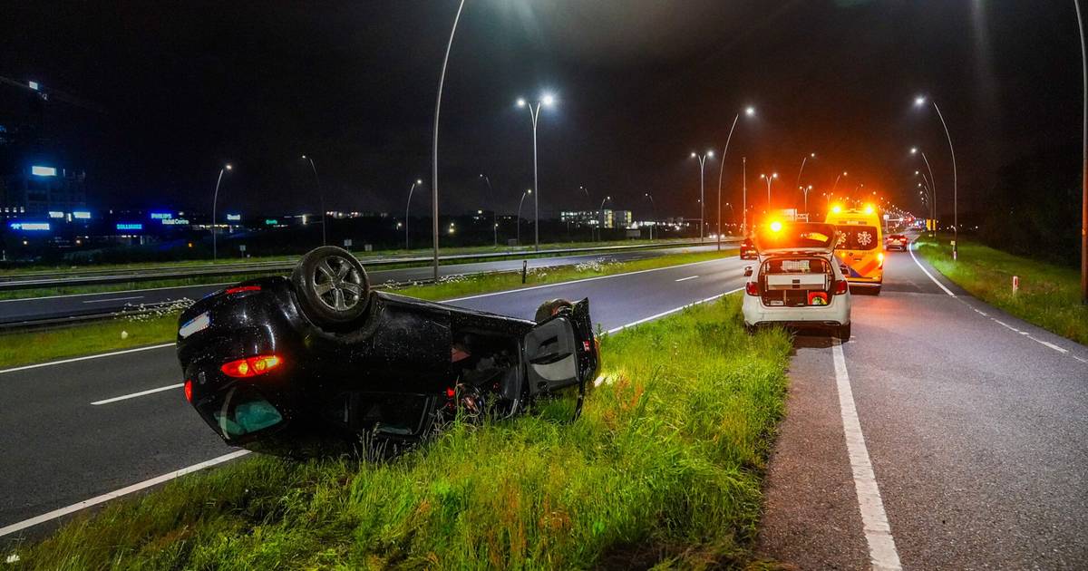 Auto slaat over de kop bij ongeval op de N2 bij Eindhoven | Eindhoven ...