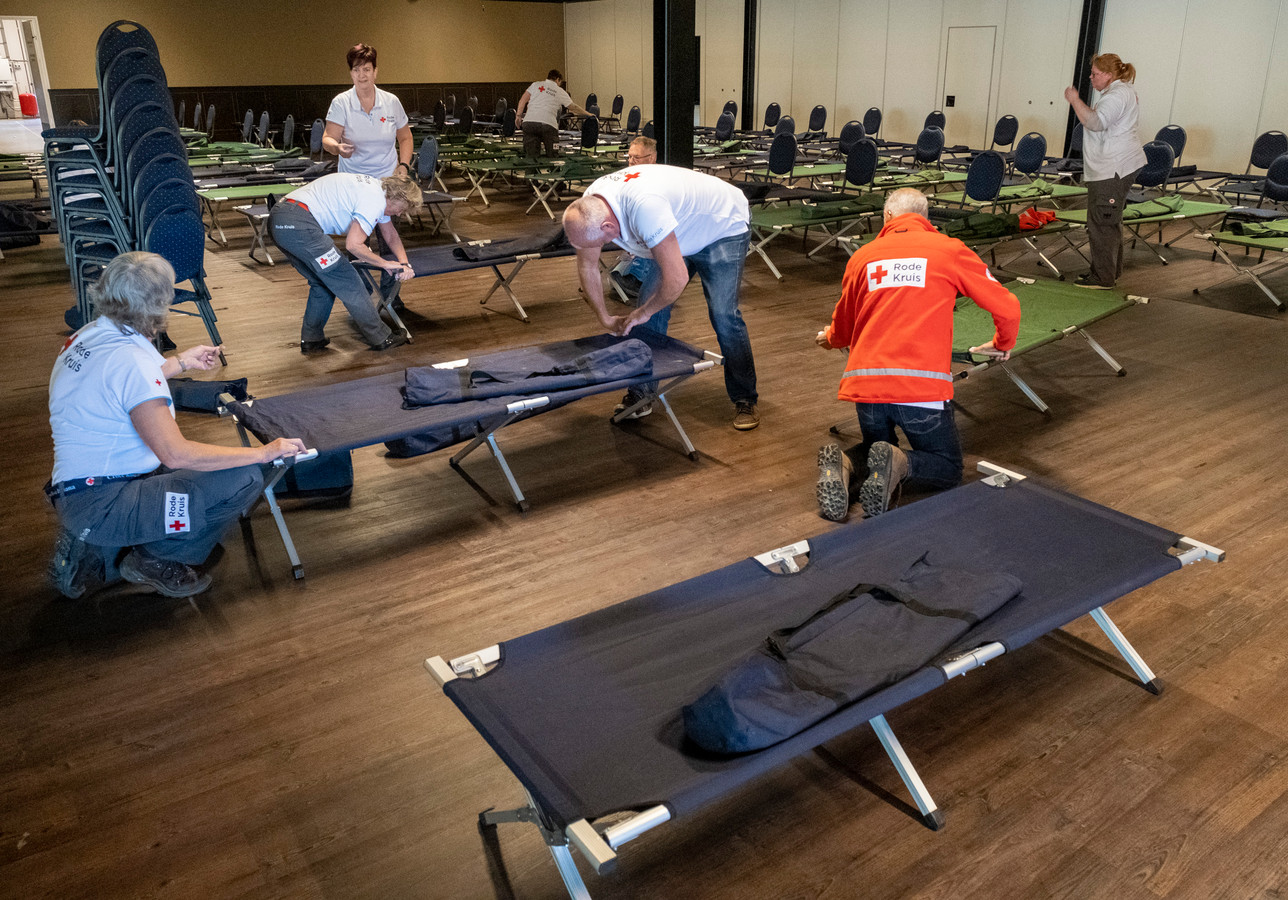 Rode Kruis Zeeland kan helpen bij extra noodopvang asielzoekers | Foto ...