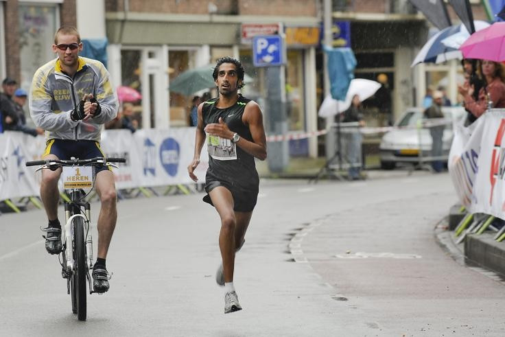 Het applaus is voor Van Faassen | Foto | gelderlander.nl