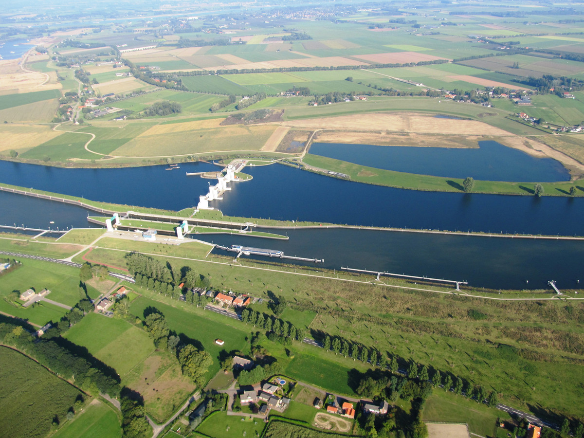 Moordhuizen kan ontsnappen aan dijkverlegging als er een geul komt in ...