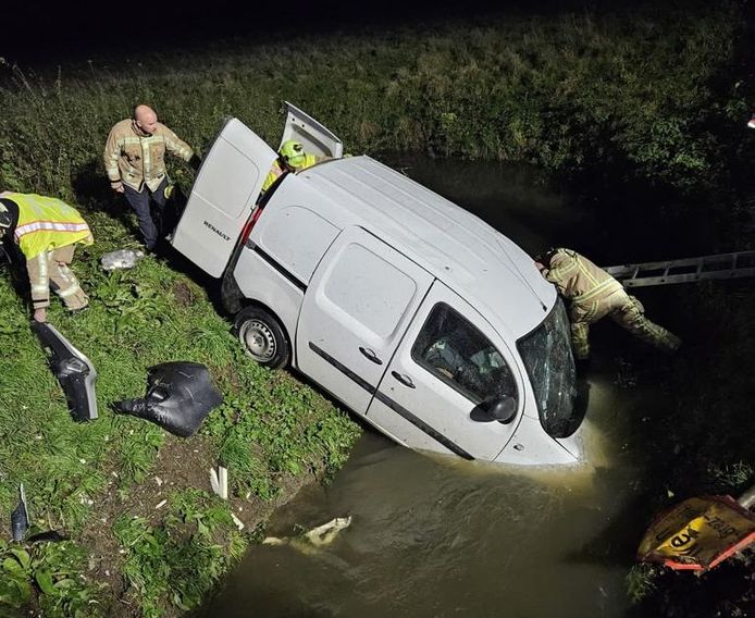 Bestuurder rijdt in beek en moet worden bevrijd door brandweer | Oud ...