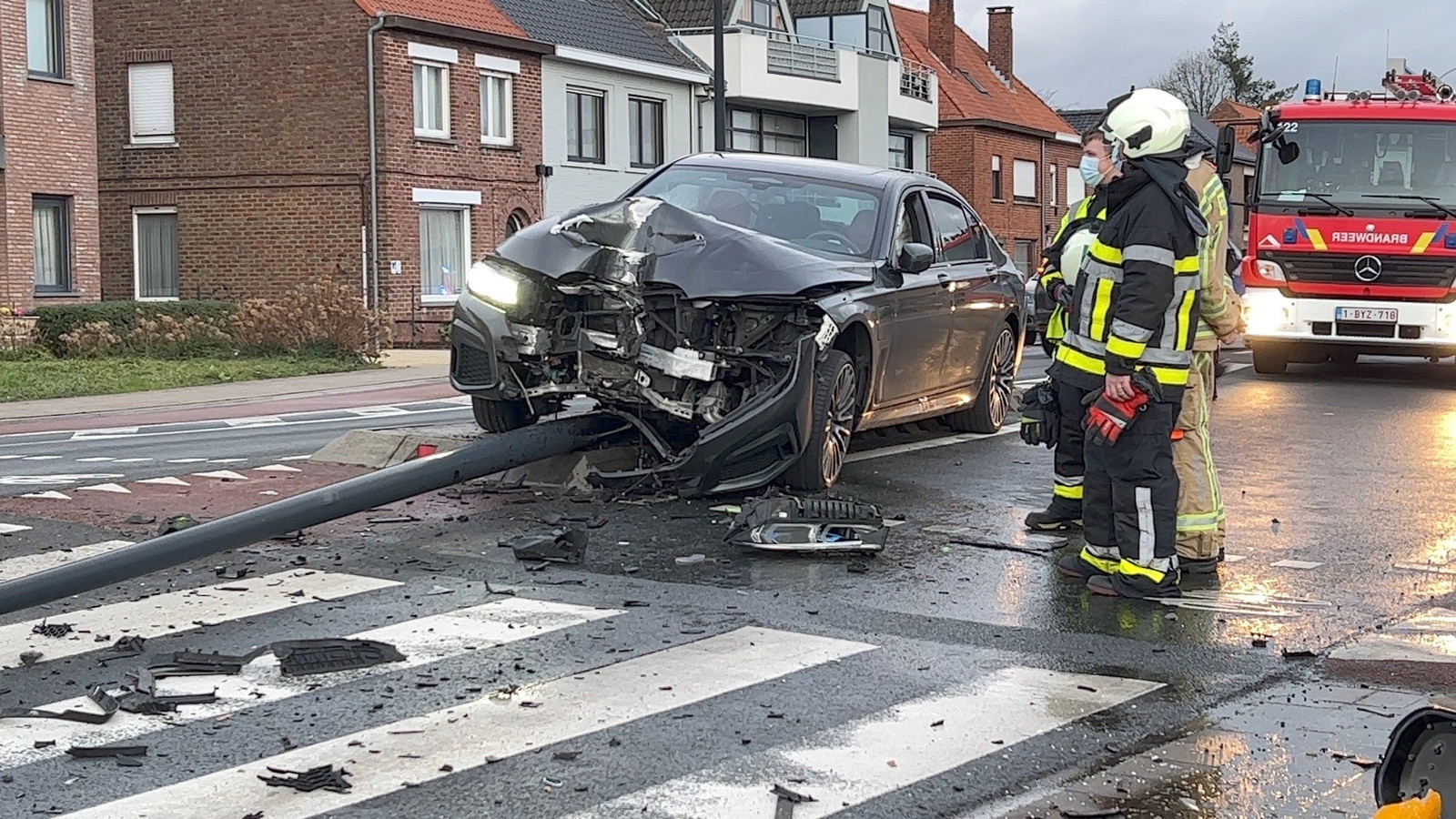 Bestuurder BMW richt ravage aan bij ongeval in Beernem en komt als bij ... Bestuurder BMW richt ravage aan bij ongeval in Beernem en komt als bij ...
