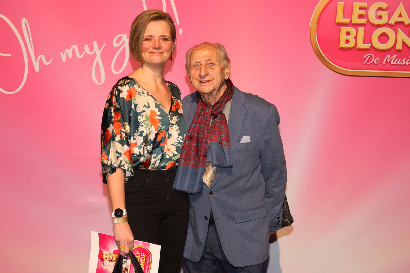 VINGER AAN DE SOAP. ‘Familie’-acteurs genieten van de musical ‘Legally ...
