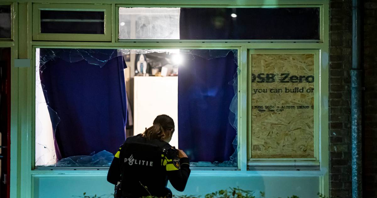 Glasscherven op de grond na nachtelijke explosie op Molièreweg in ...