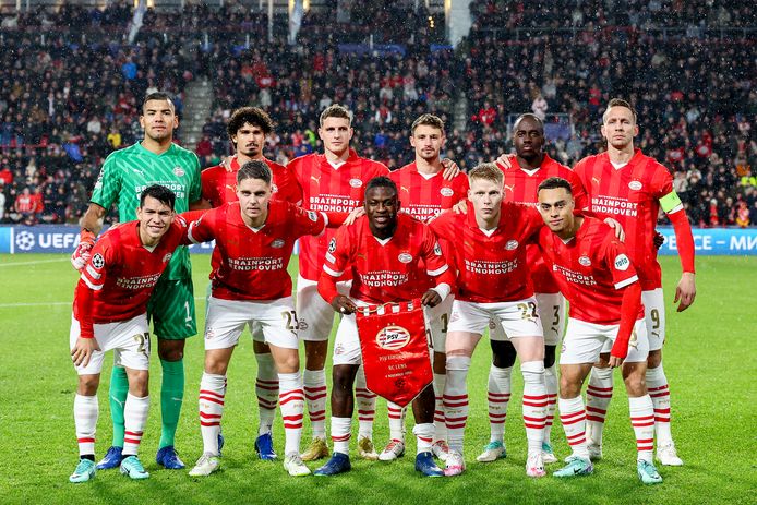 PSV gaat nu alle contracten van de spelers tegen het licht houden: dit ...